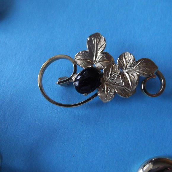 Jewelry | Nwot Sculptured Leaves Pin | Poshmark